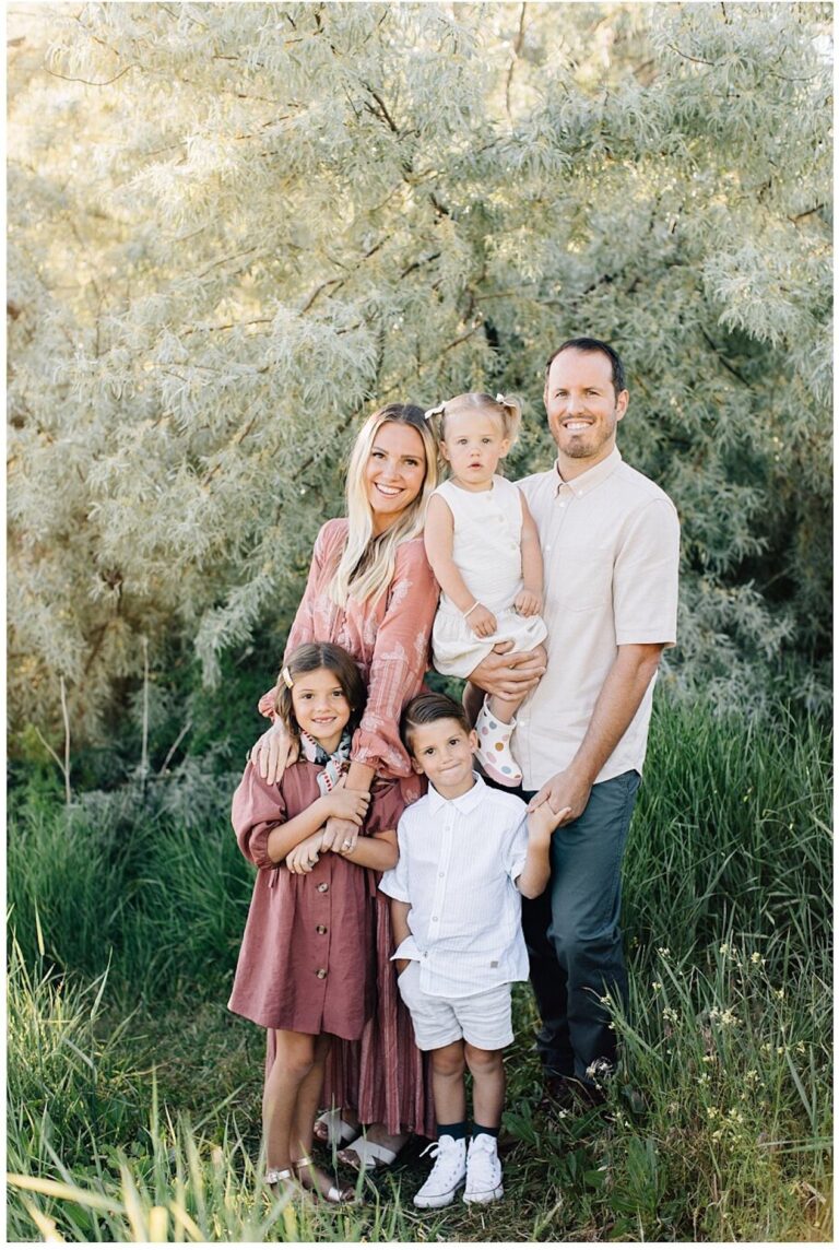 24+ Spring Family Photo Outfits You'll Love | classy & cute