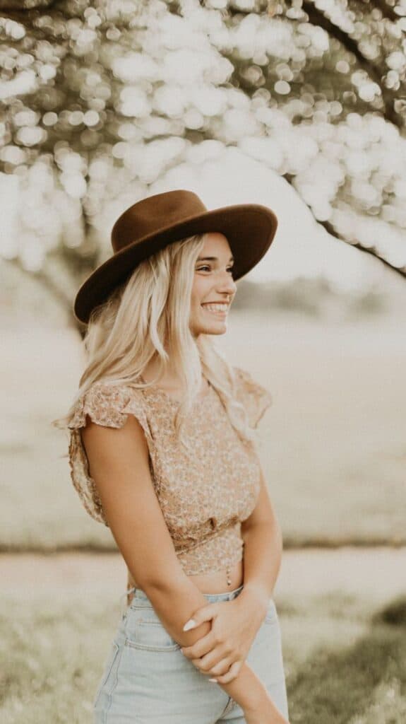 26+ Trendy Senior Picture Outfits for Summer & Fall 2024!