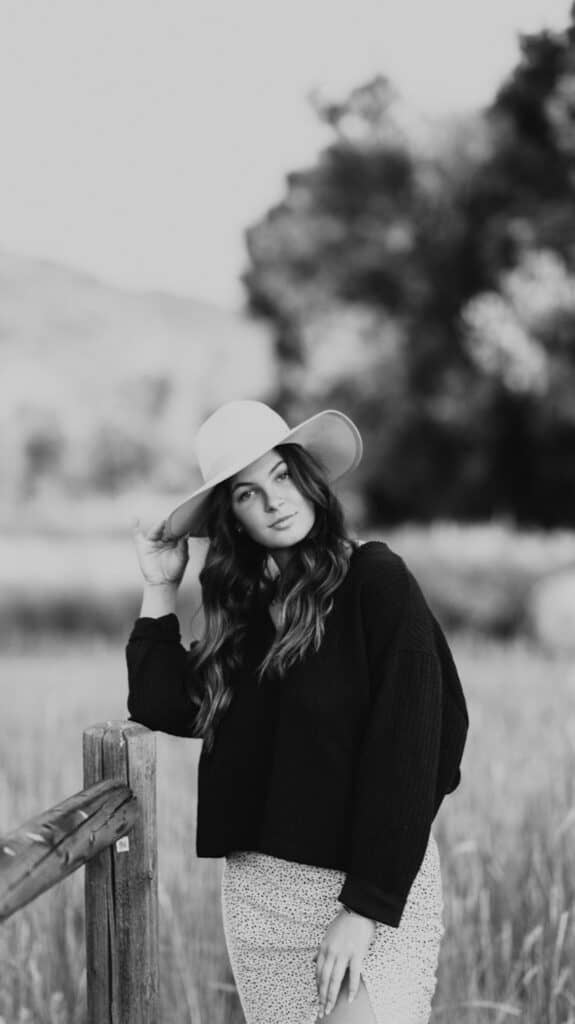 26+ Trendy Senior Picture Outfits for Summer & Fall 2024!