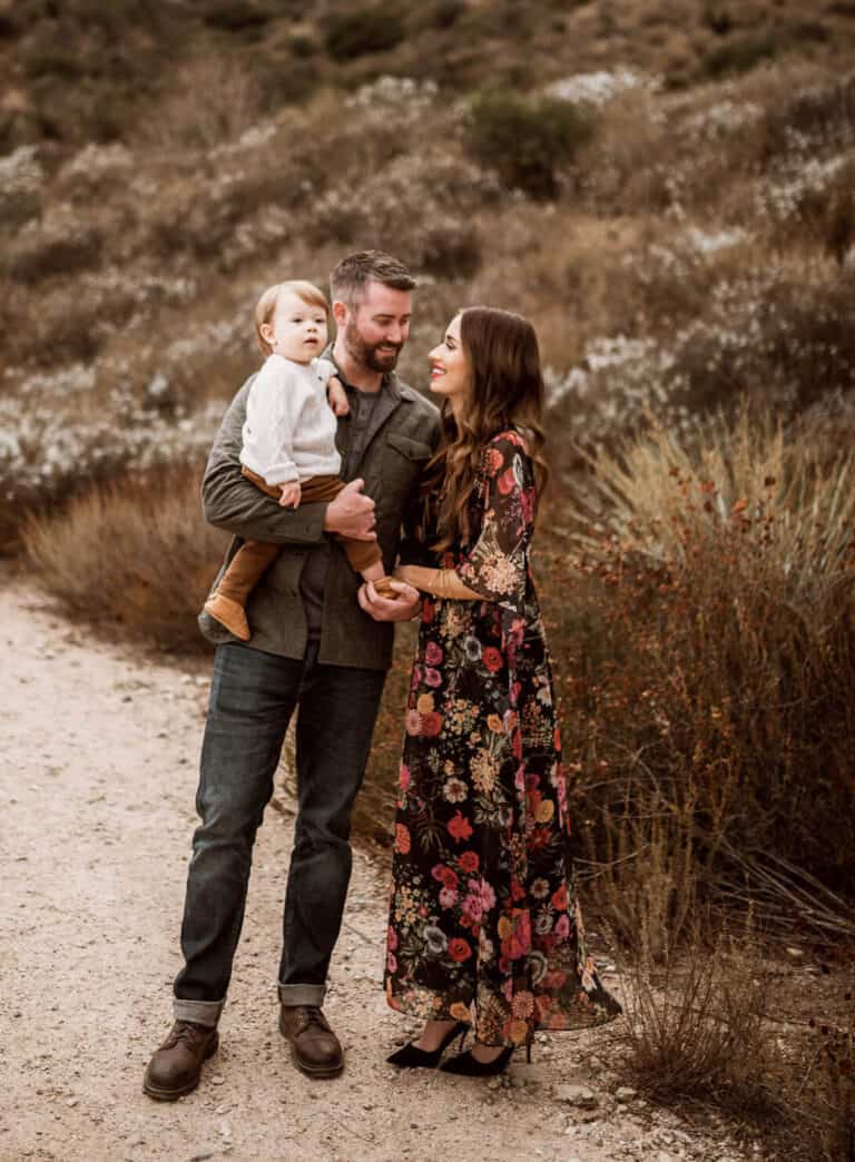 15+ Family Photo Outfit Ideas For Every Season - Simple & Classy!