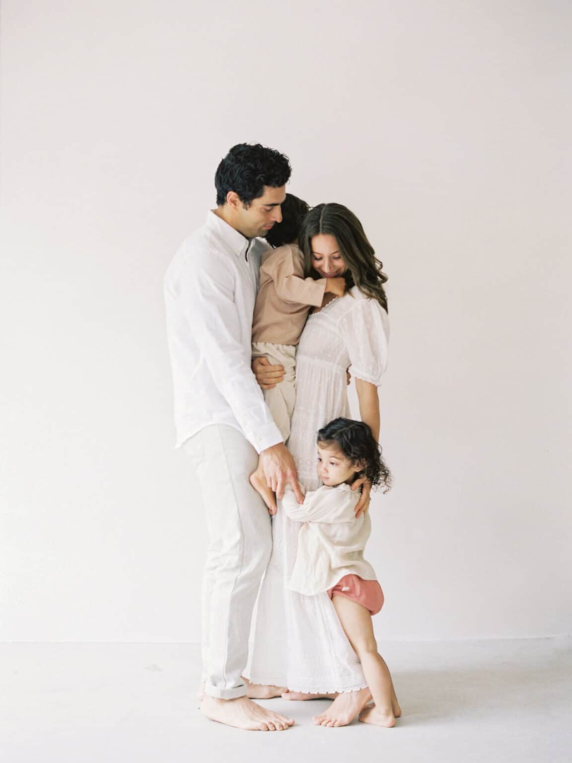 19+ Classy Neutral Family Photo Outfits For Every Season [2024]