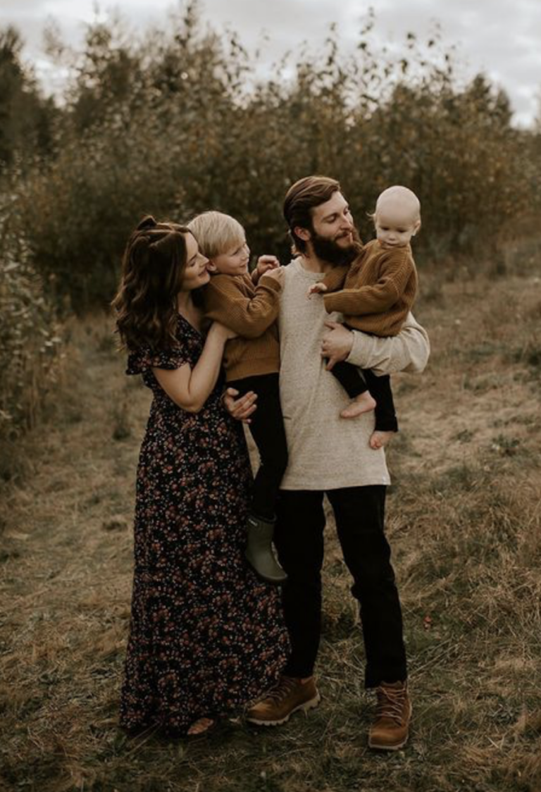 25+ Modern Fall Family Photo Outfits for Outdoor + Indoor [2024]