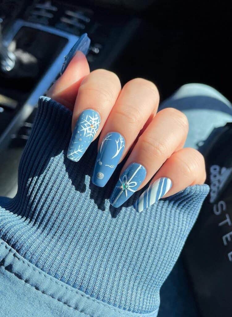 23+ Stunning Blue Snowflake Nails You'll Want To Try This Winter!