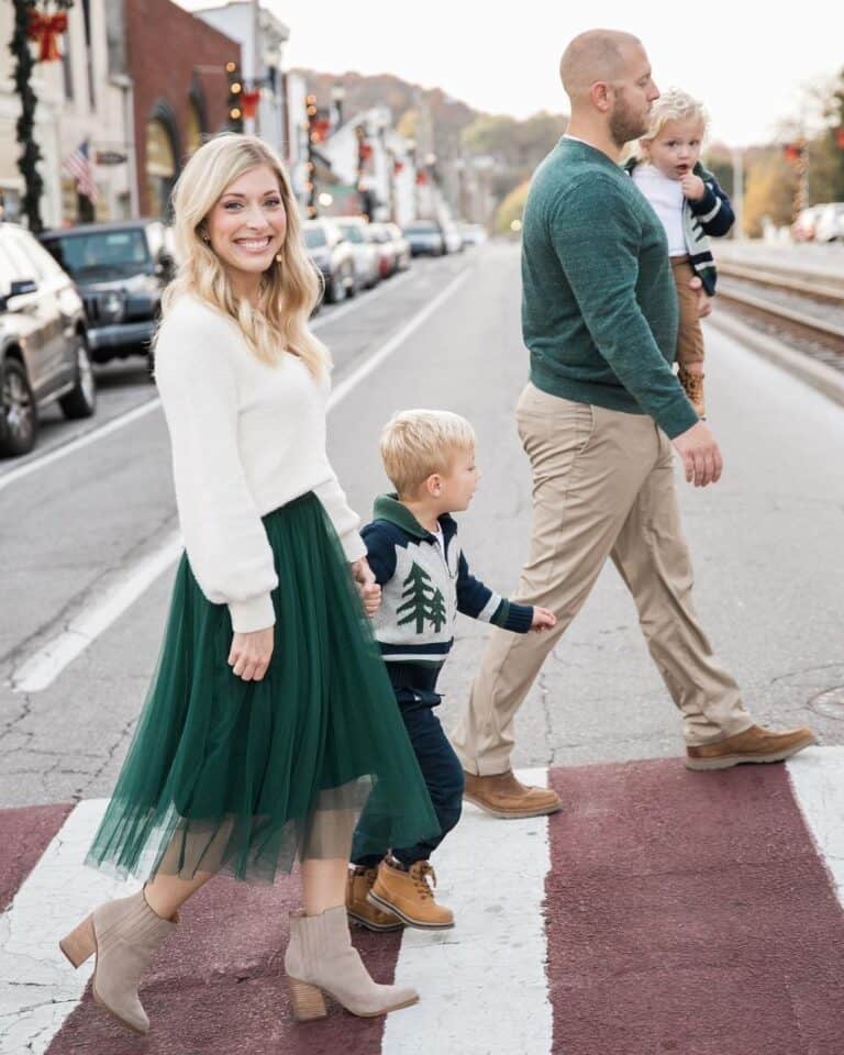 20+ Family Christmas Pictures Outfit Ideas | Stylish & Modern 2024
