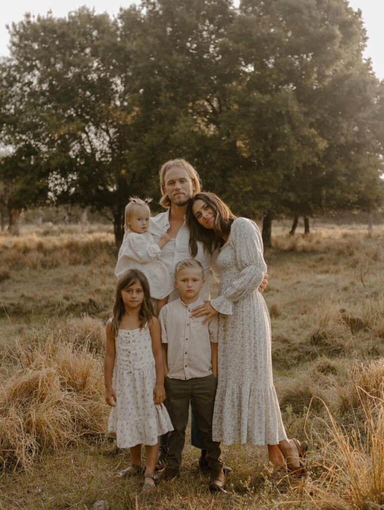 25+ Modern Fall Family Photo Outfits for Outdoor + Indoor [2024]