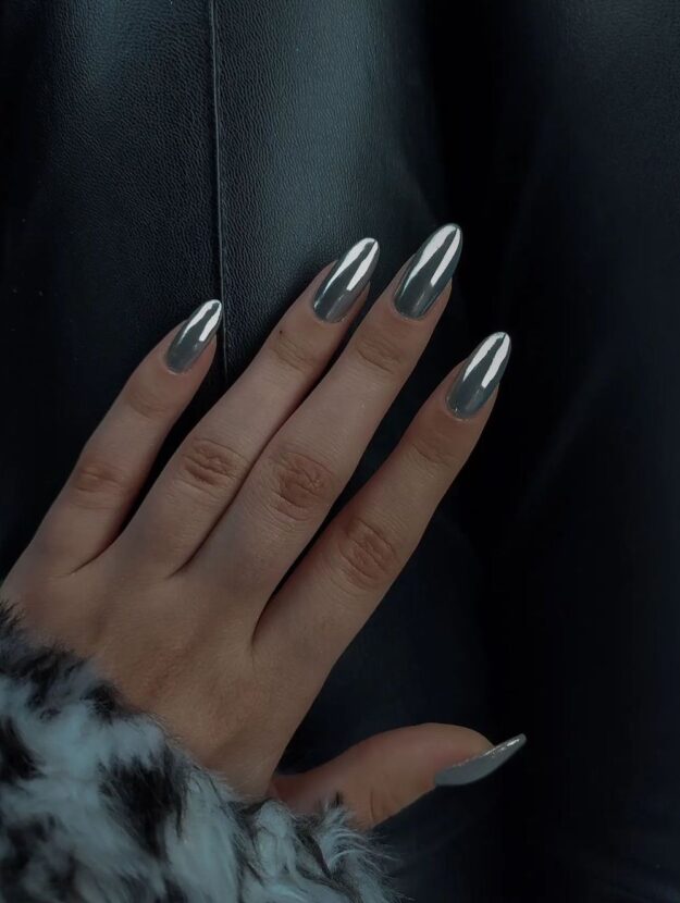 25+ Classy New Years Nails We're Obsessing Over!