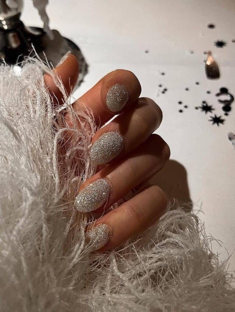 25+ Classy New Years Nails We're Obsessing Over!