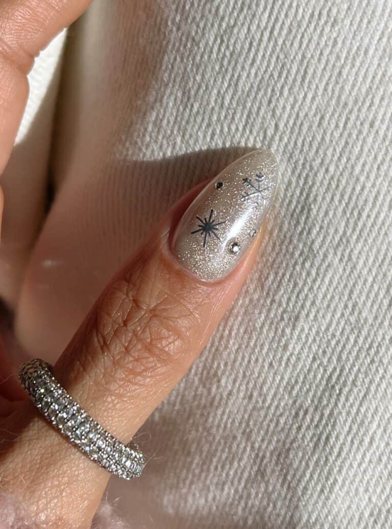 25+ Classy New Years Nails We're Obsessing Over!