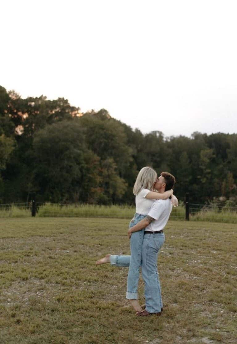 Engaged? Wear This For The Photos: 24+ Outfit Ideas (Casual + Dressy)