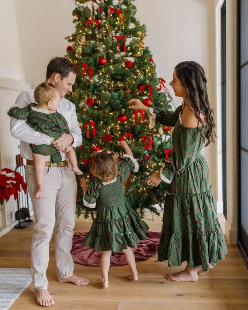Chic Christmas Family Photo Outfits for Every Style in 2025!
